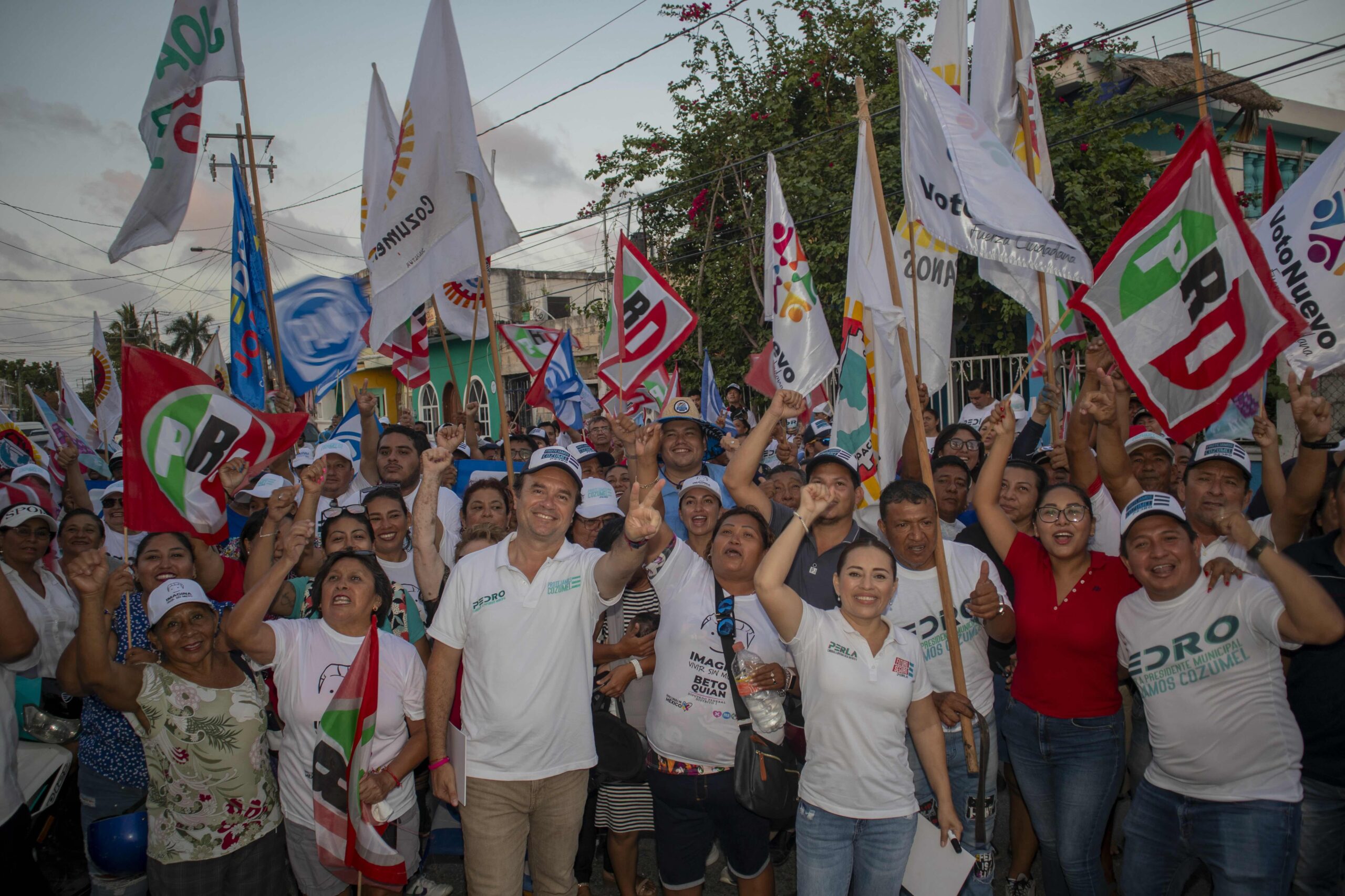Perla Tun y Pedro Joaquin Una Sola Fuerza en Caminata por la Colonia ...